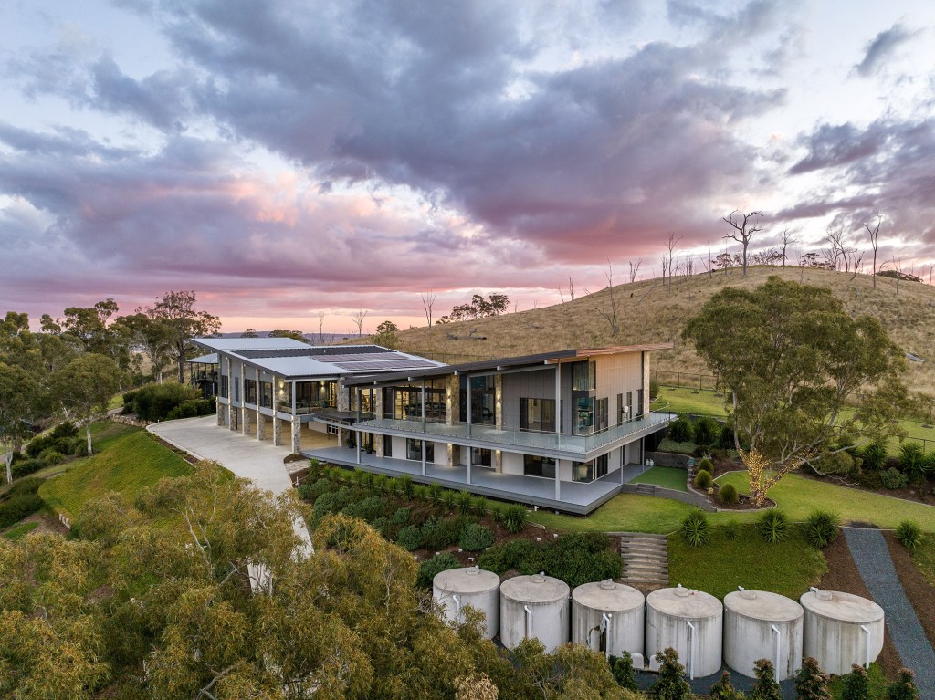 16 MANIKATO DRIVE, HODGSON VALE – STATIK ILLUSIONS